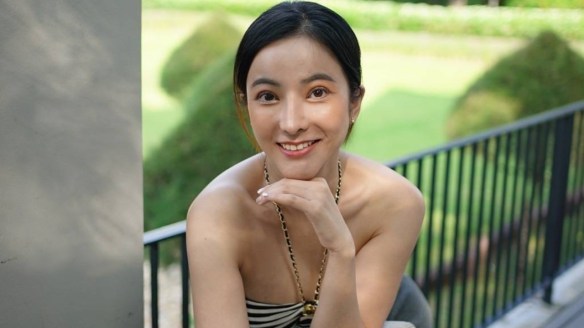 อาย วราไพรินทร์ แปลงโฉมเป็นคนแก่วัย 70 ปี ตามหารักแท้ที่หายไป | SootinClaimon.Com