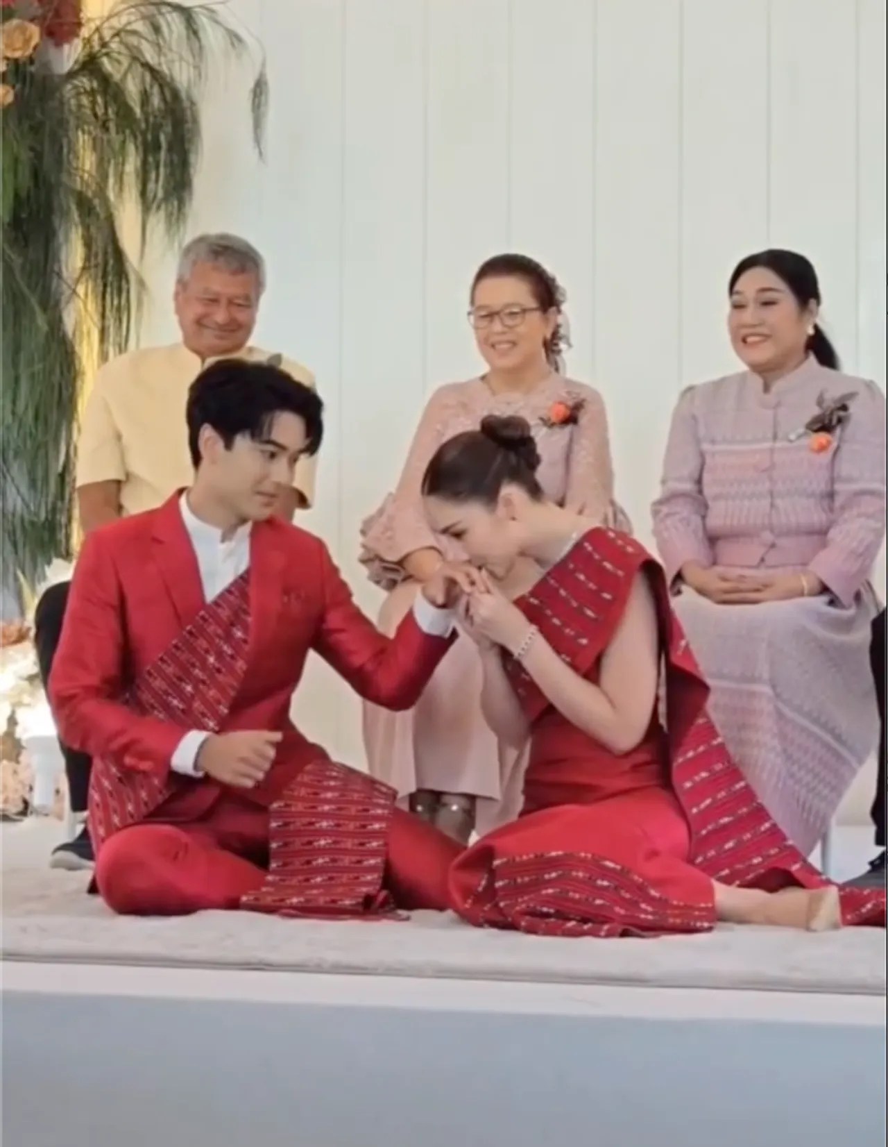 อ๊อฟ-ฮาน่า เข้าพิธีหมั้นตามประเพณีอีสานบายศรีสู่ขวัญ บรรยากาศเรียบง่ายอบอุ่น | SootinClaimon.Com