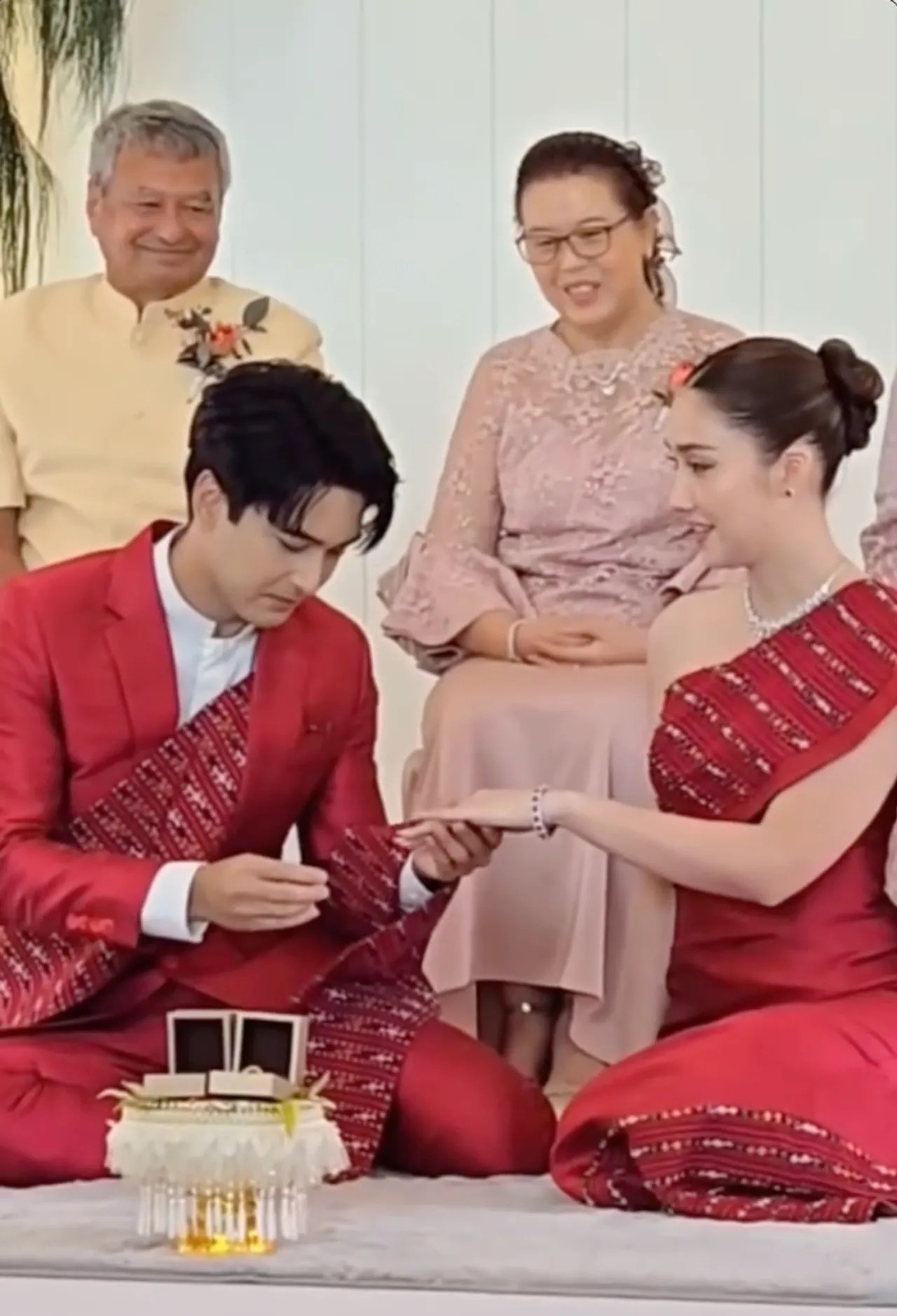 อ๊อฟ-ฮาน่า เข้าพิธีหมั้นตามประเพณีอีสานบายศรีสู่ขวัญ บรรยากาศเรียบง่ายอบอุ่น | SootinClaimon.Com