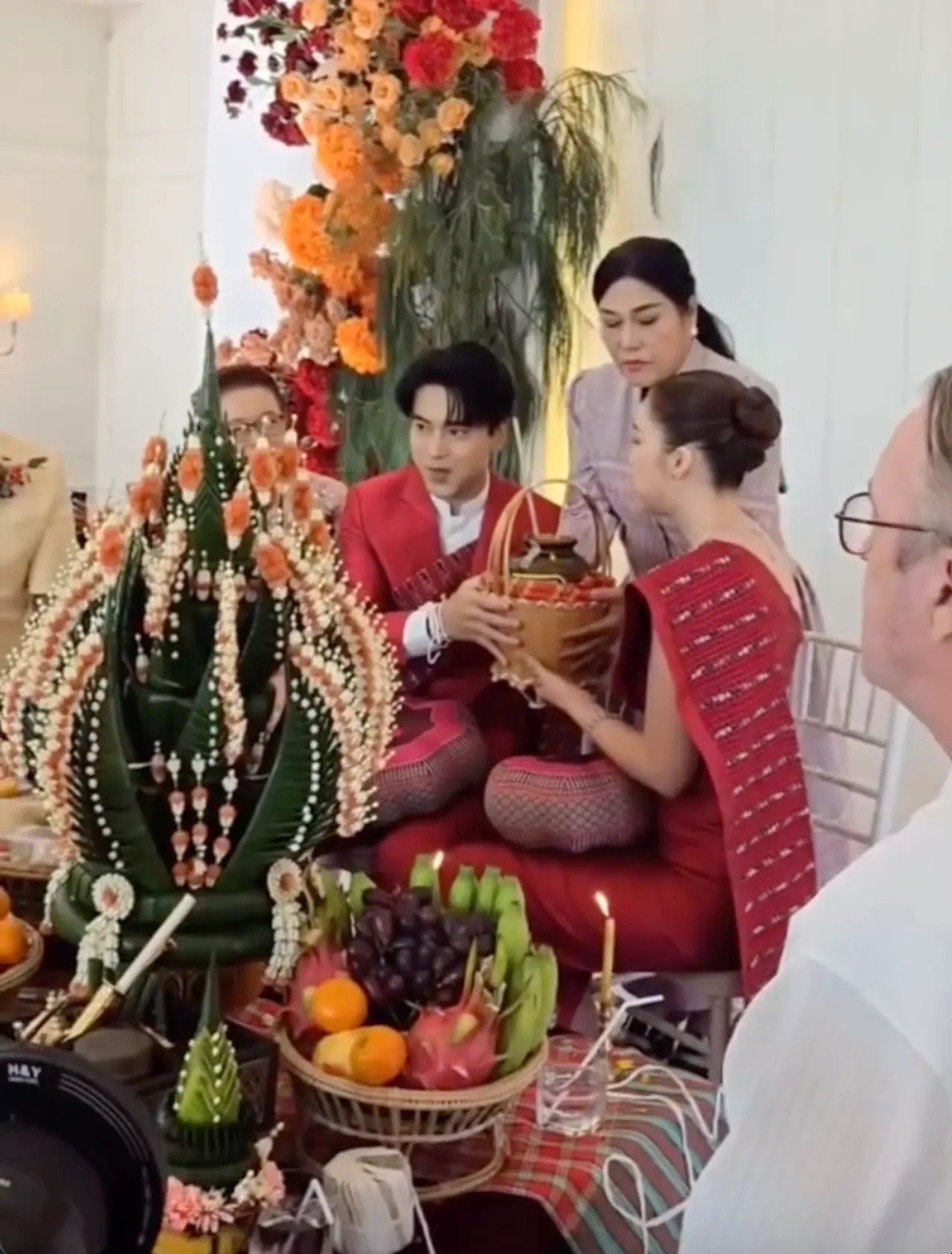 อ๊อฟ-ฮาน่า เข้าพิธีหมั้นตามประเพณีอีสานบายศรีสู่ขวัญ บรรยากาศเรียบง่ายอบอุ่น | SootinClaimon.Com