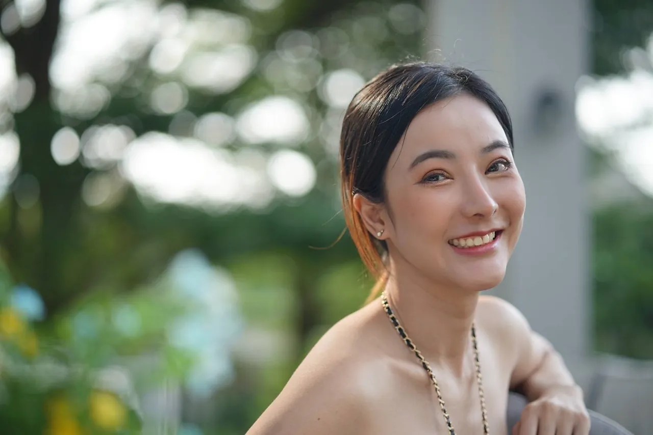 อาย วราไพรินทร์ แปลงโฉมเป็นคนแก่วัย 70 ปี ตามหารักแท้ที่หายไป | SootinClaimon.Com